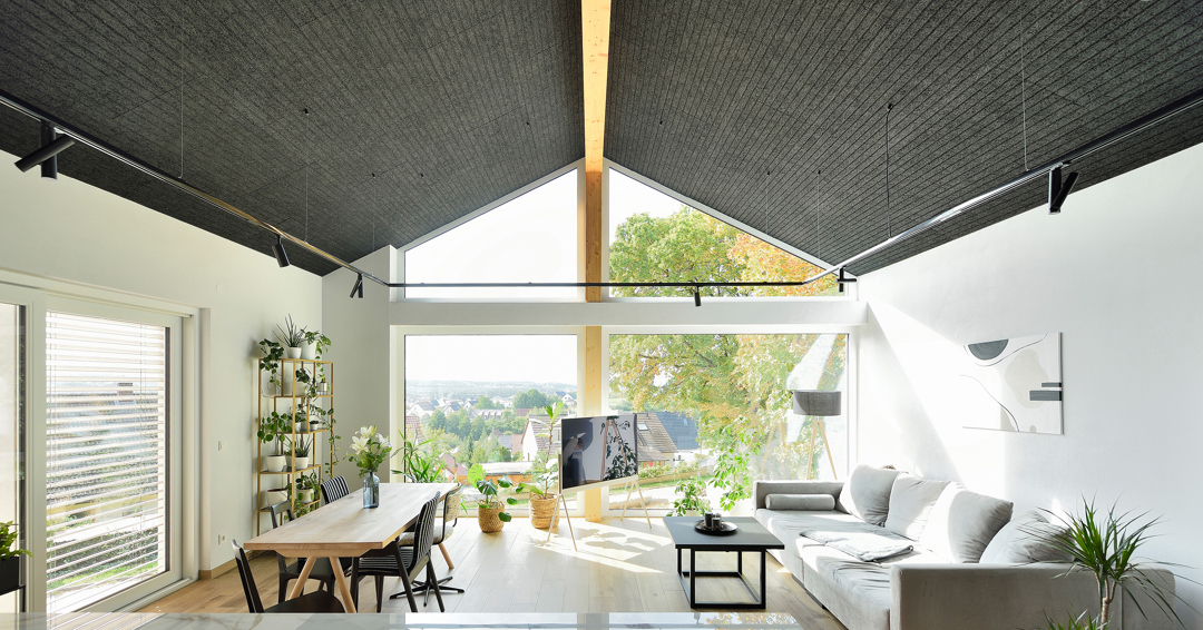 Moderne enfamiliehus med mørkt loft som et designmæssigt element ...